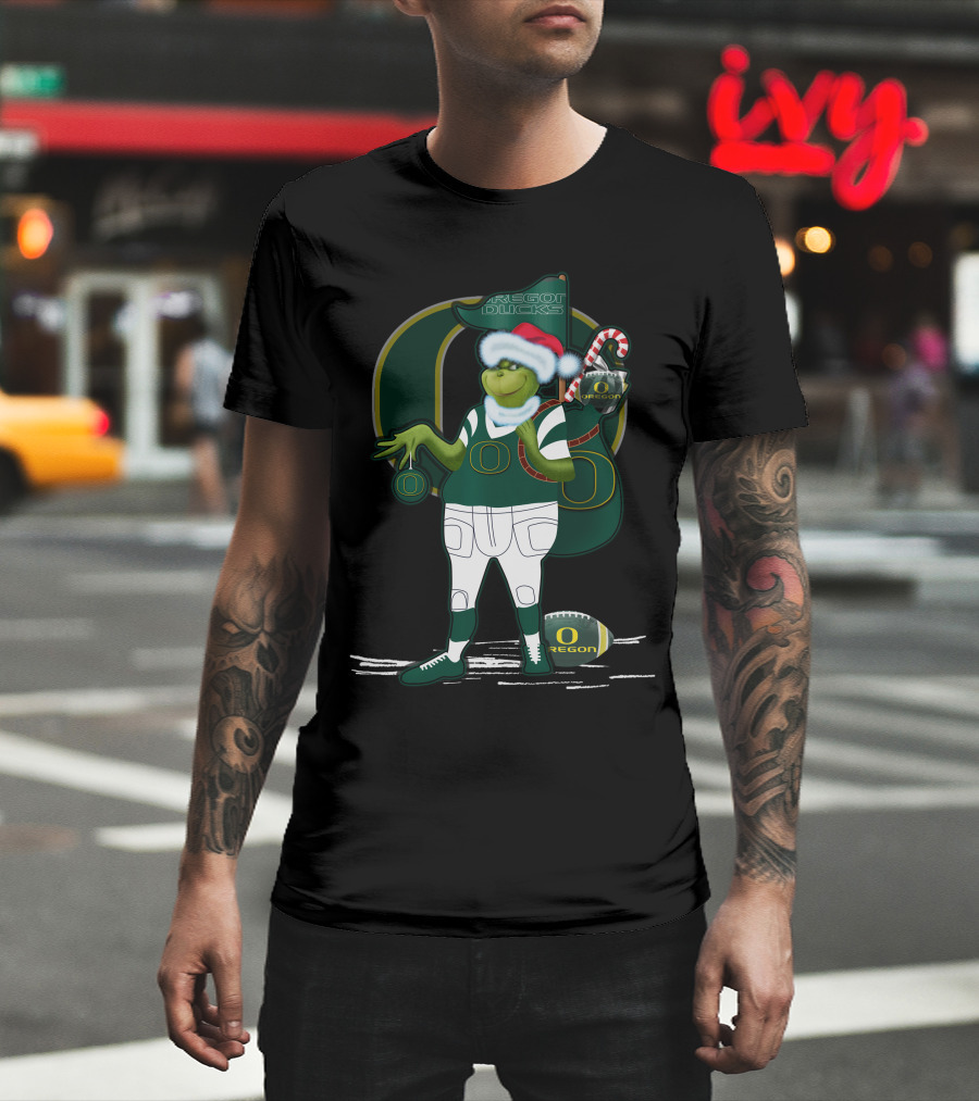 Oregon Ducks Grinch Santa With Candy Cane And Football T-Shirt