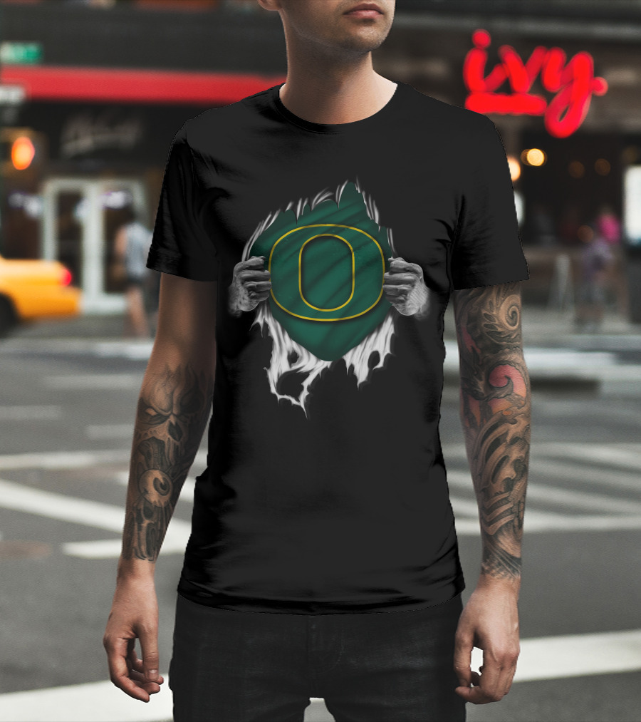 Oregon Ducks Torn Rip Look With Iconic O T-Shirt
