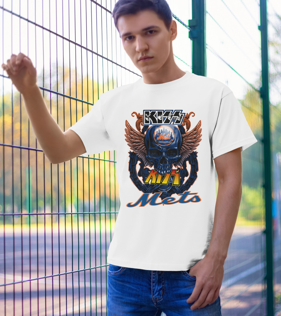 Kiss Mets Skull With Wings And Chain T-Shirt
