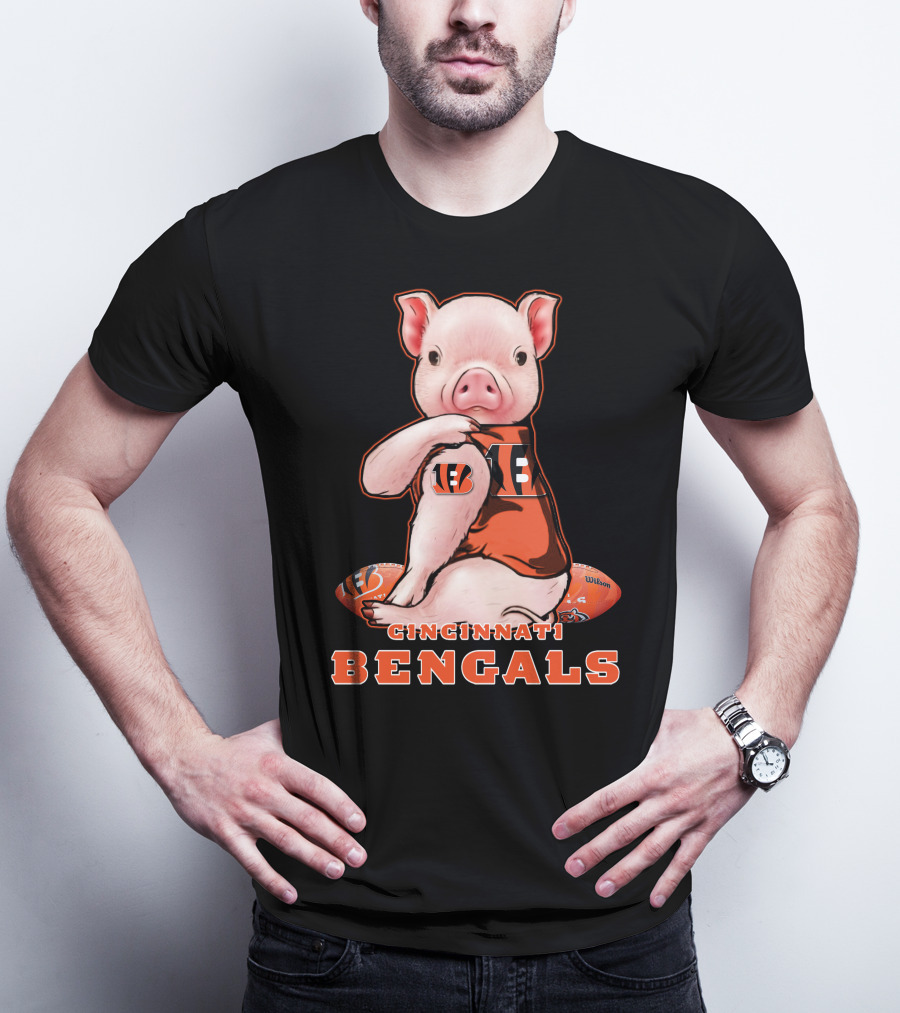 CINCINNATI BENGALS Pig Holding Football T-Shirt
