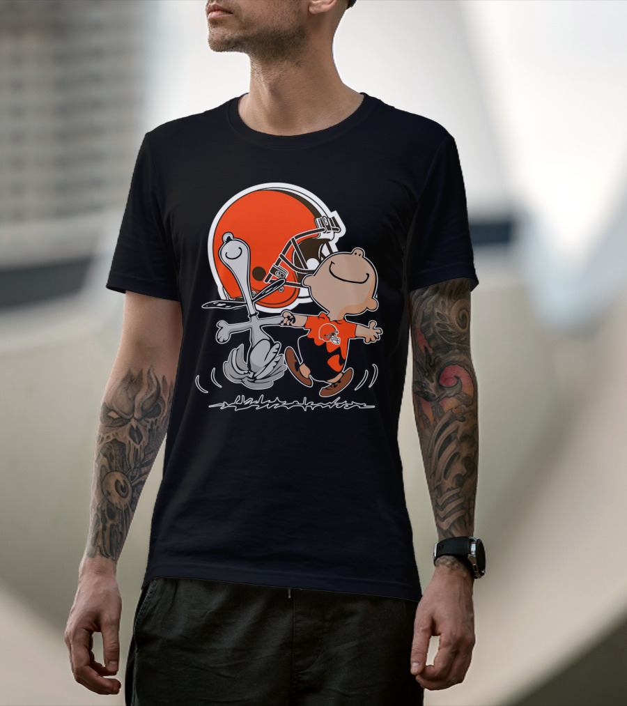 Cleveland Browns 06 Peanuts Dancing With Snoopy And Charlie Brown In Front Of Helmet T-Shirt