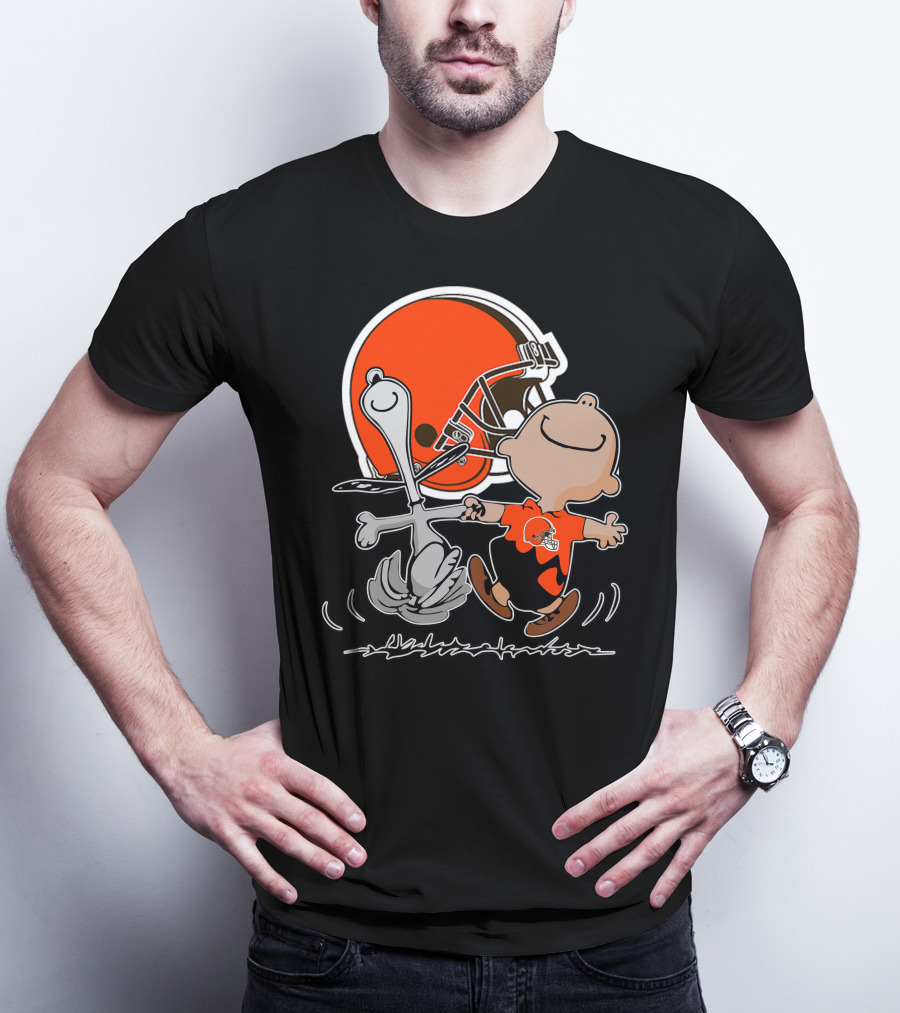 Cleveland Browns 06 Peanuts Dancing With Snoopy And Charlie Brown In Front Of Helmet T-Shirt