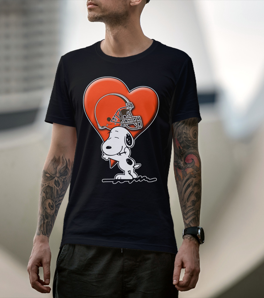 Snp CLEVELAND BROWNS Snoopy Hugging Heart Football Helmet T-Shirt