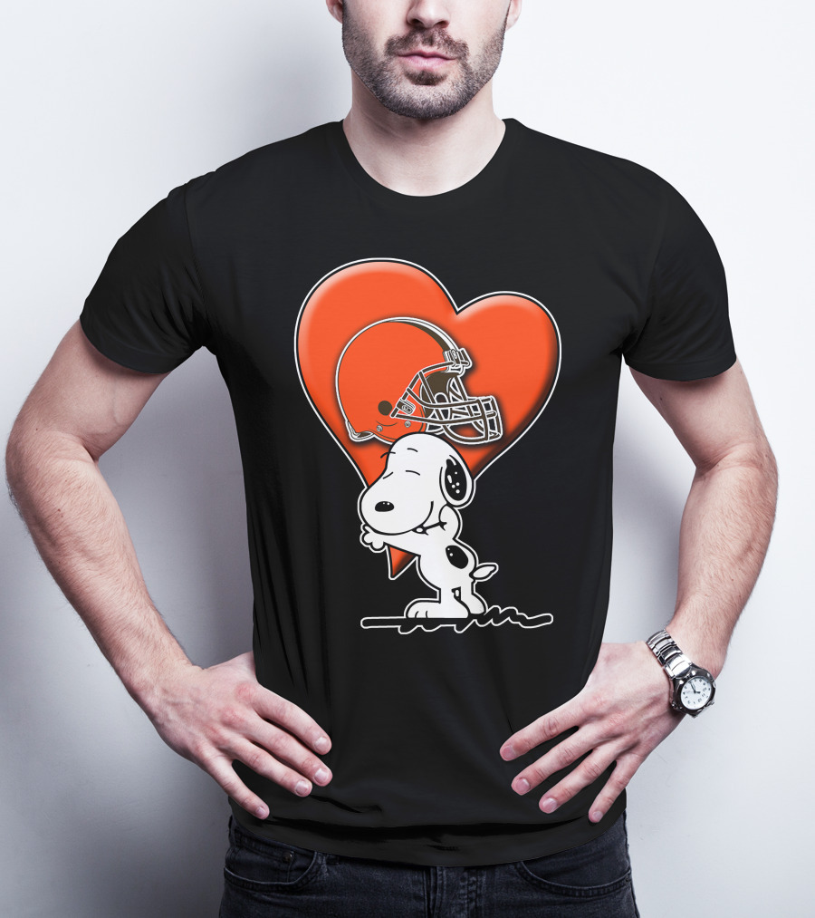 Snp CLEVELAND BROWNS Snoopy Hugging Heart Football Helmet T-Shirt