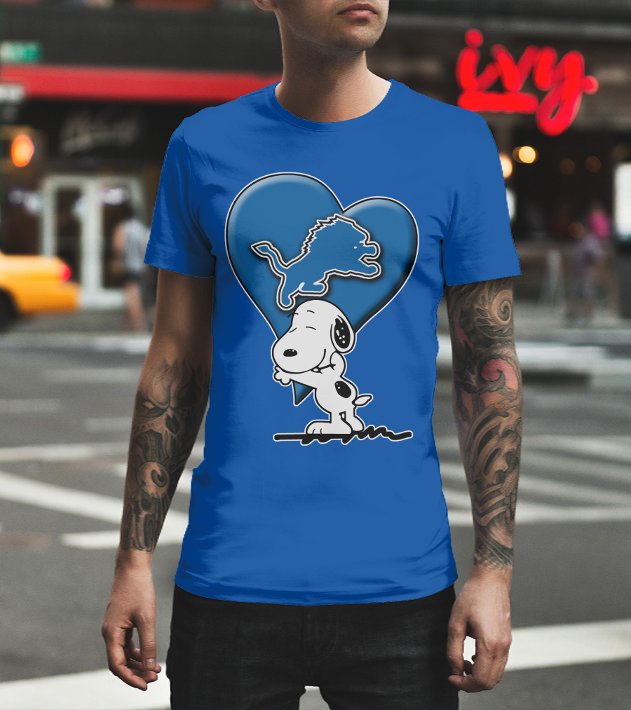 Snp DETROIT LIONS Blue Heart Snoopy Hugging Lion T-Shirt