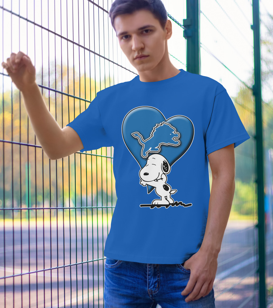 Snp DETROIT LIONS Blue Heart Snoopy Hugging Lion T-Shirt