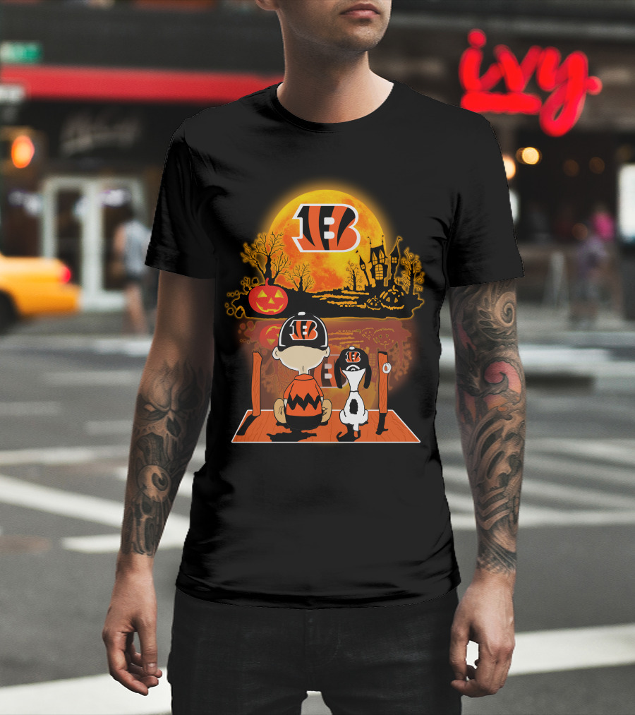Cincinnati Bengals Snoopy And Charlie Brown Pumpkin Halloween Night Scene T-Shirt