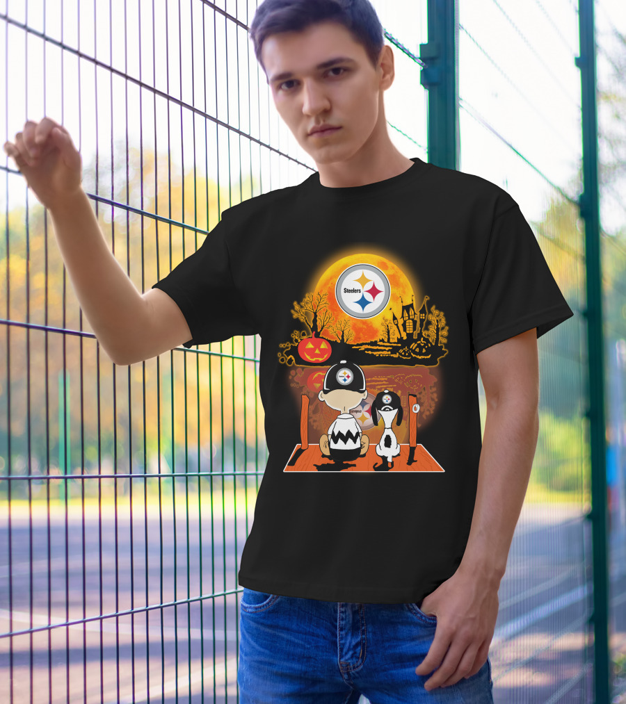 Pittsburgh Steelers Snoopy Charlie Brown Halloween Pumpkin Moon House T-Shirt