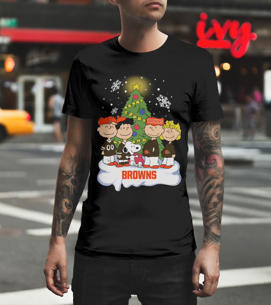 Snoopy Christmas Cleveland Browns Peanuts Characters Holiday Scene T-Shirt