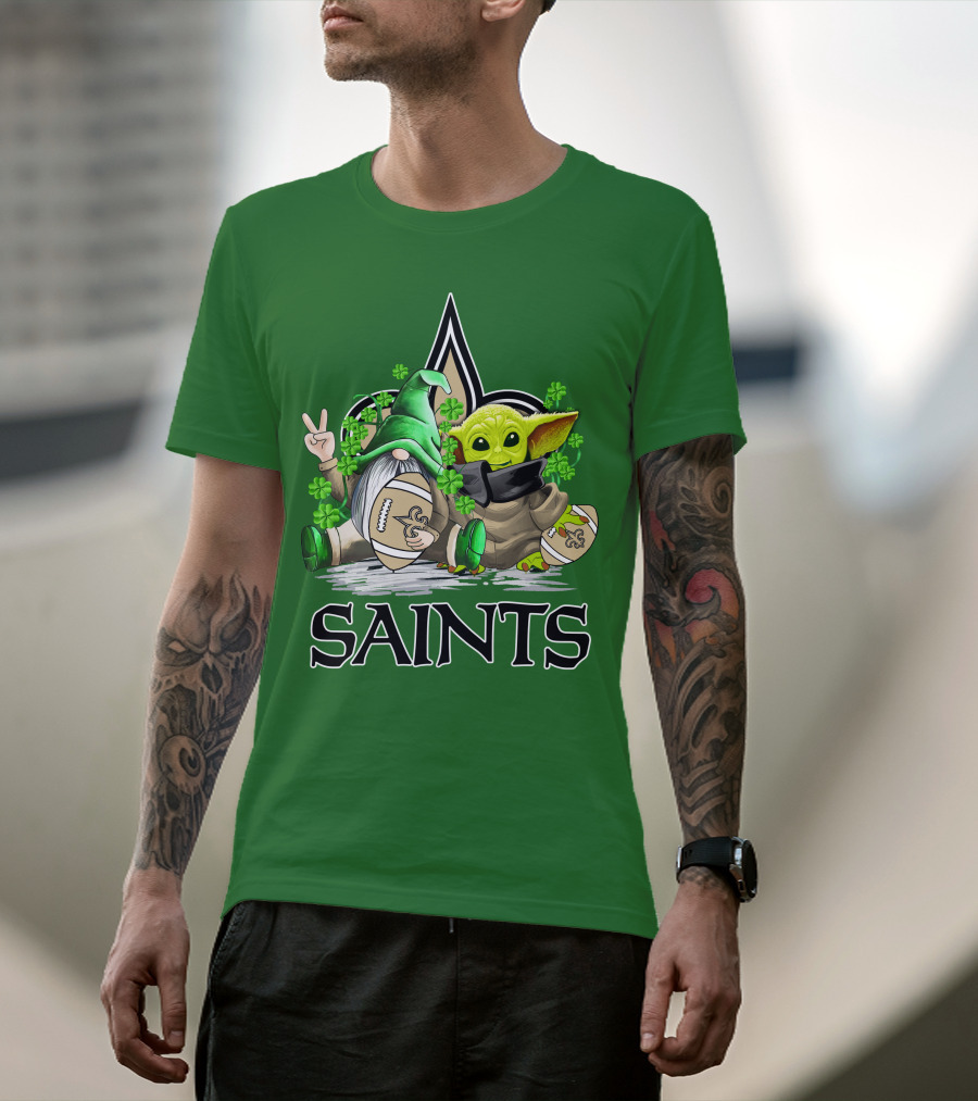 New Orleans Saints Football St. Patrick’s Day Gnome And Baby Alien With Shamrocks T-Shirt