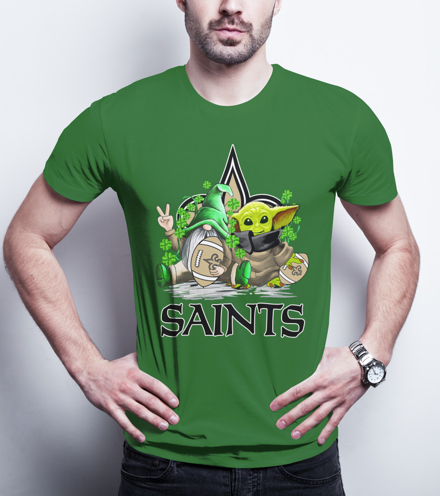 New Orleans Saints Football St. Patrick’s Day Gnome And Baby Alien With Shamrocks T-Shirt