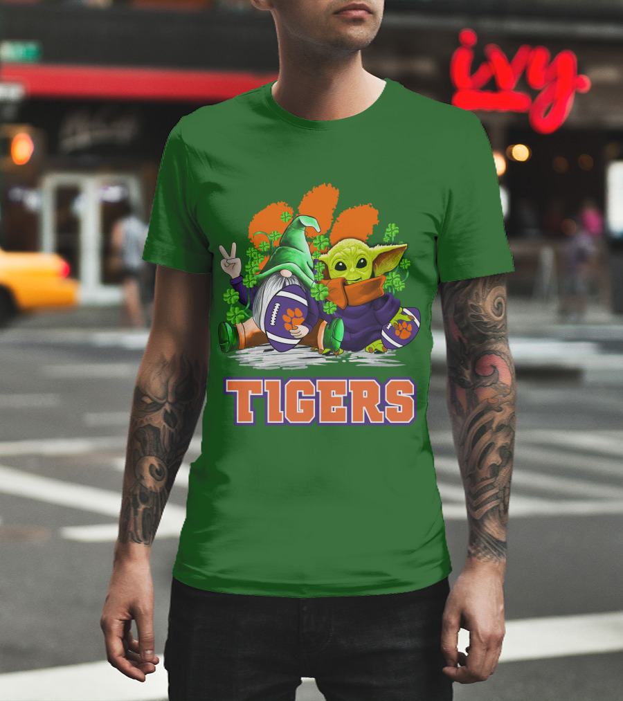 Clemson Tigers St. Patrick’s Day Football Gnome And Baby Yoda T-Shirt