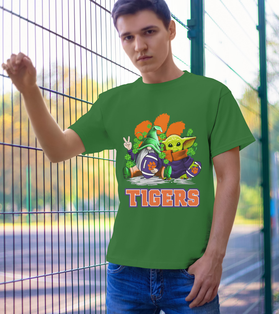 Clemson Tigers St. Patrick’s Day Football Gnome And Baby Yoda T-Shirt