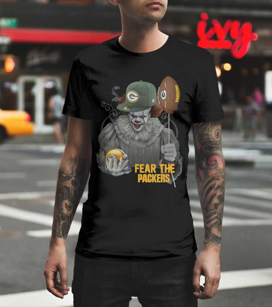 Pennywise Holding Green Bay Packers Balloon And Helmet Fear The Packers T-Shirt