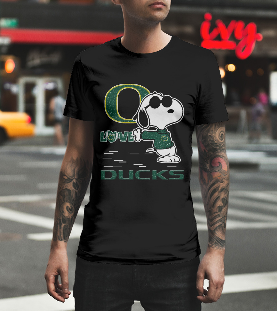 Snoopy Love Oregon Ducks Fan With Glitter Green O T-Shirt