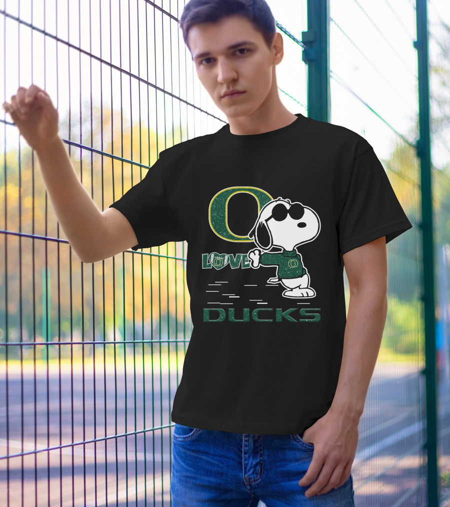 Snoopy Love Oregon Ducks Fan With Glitter Green O T-Shirt