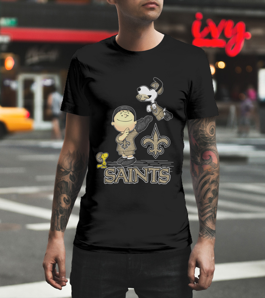 Snoopy Woodstock And Charlie Brown Love New Orleans Saints Fleur De Lis T-Shirt