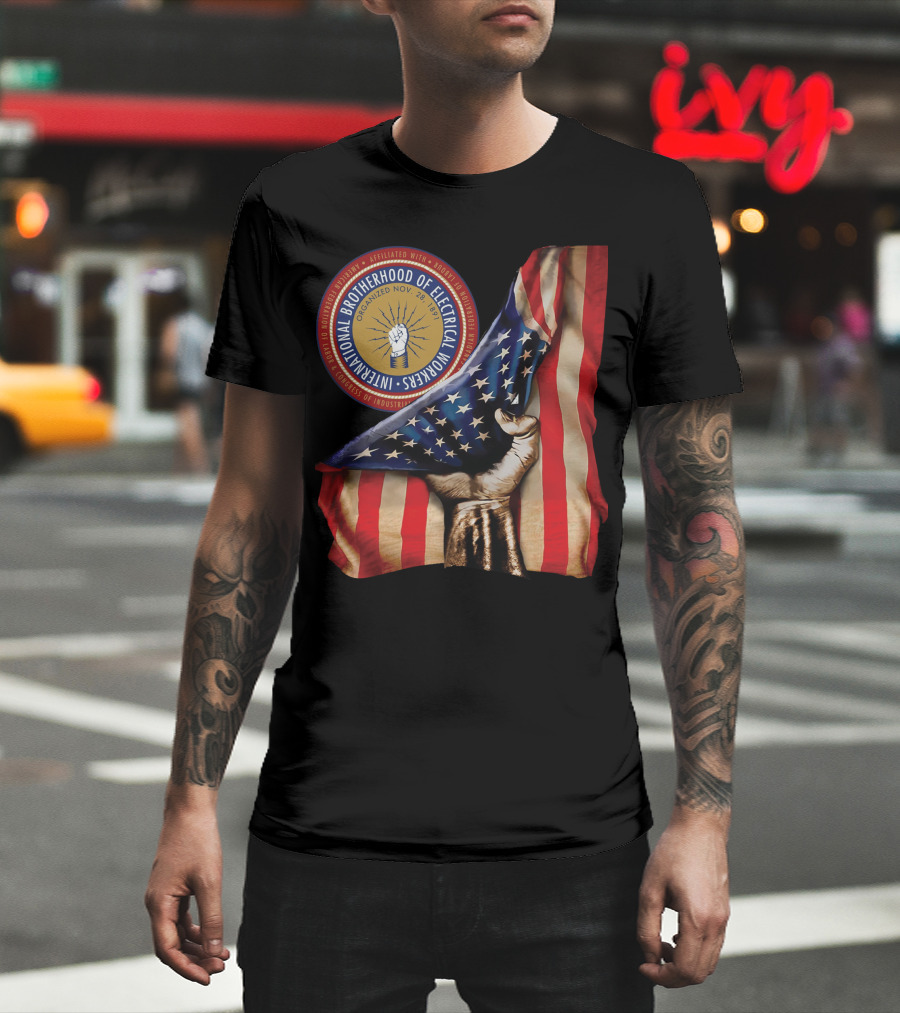 INTERNATIONAL BROTHERHOOD OF ELECTRICAL WORKERS ORGANIZED NOV 28 1891 AMERICAN FLAG HAND FIST STRIPED IBEW NXTM139 T-Shirt