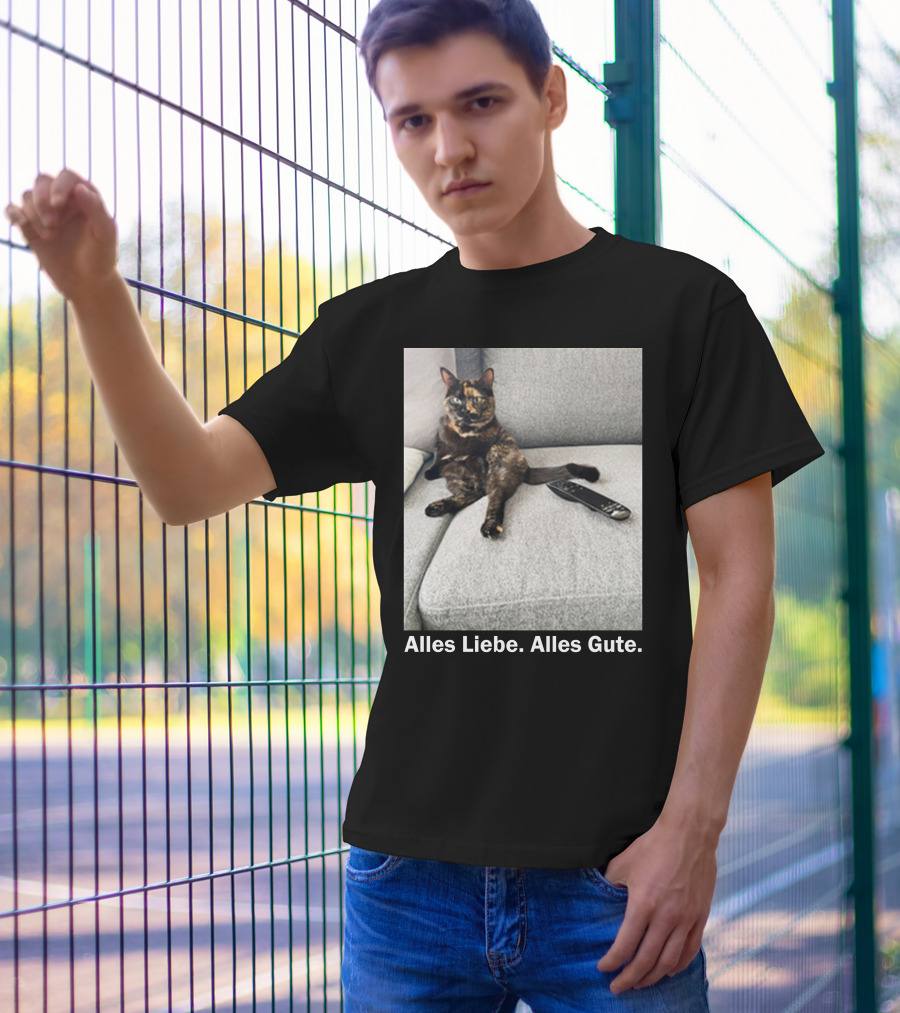 Alles Liebe Alles Gute Bay Berlin Merch Cat On Couch T-Shirt