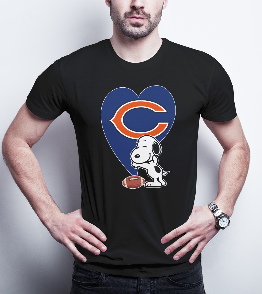 Chicago Bears Snoopy Hug Heart Football T-Shirt