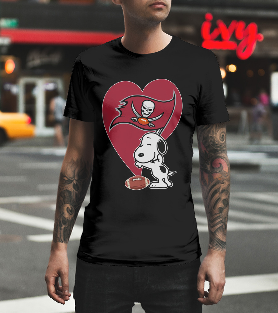 Tampa Bay Buccaneers Snoopy Heart Hug Football T-Shirt