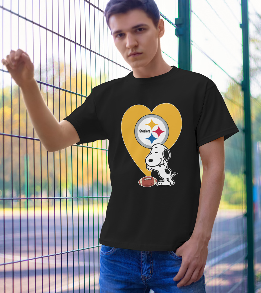 Pittsburgh Steelers Snoopy Hug Heart Football T-Shirt