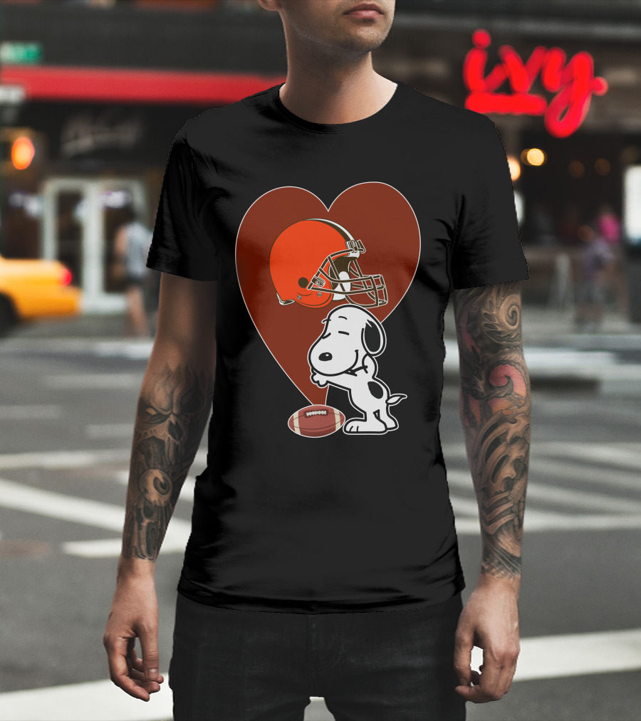 Cleveland Browns Snoopy Heart Football Helmet Hug T-Shirt