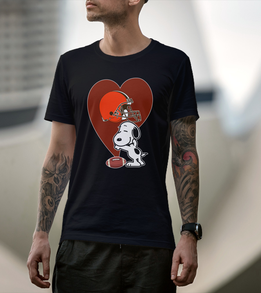 Cleveland Browns Snoopy Heart Football Helmet Hug T-Shirt