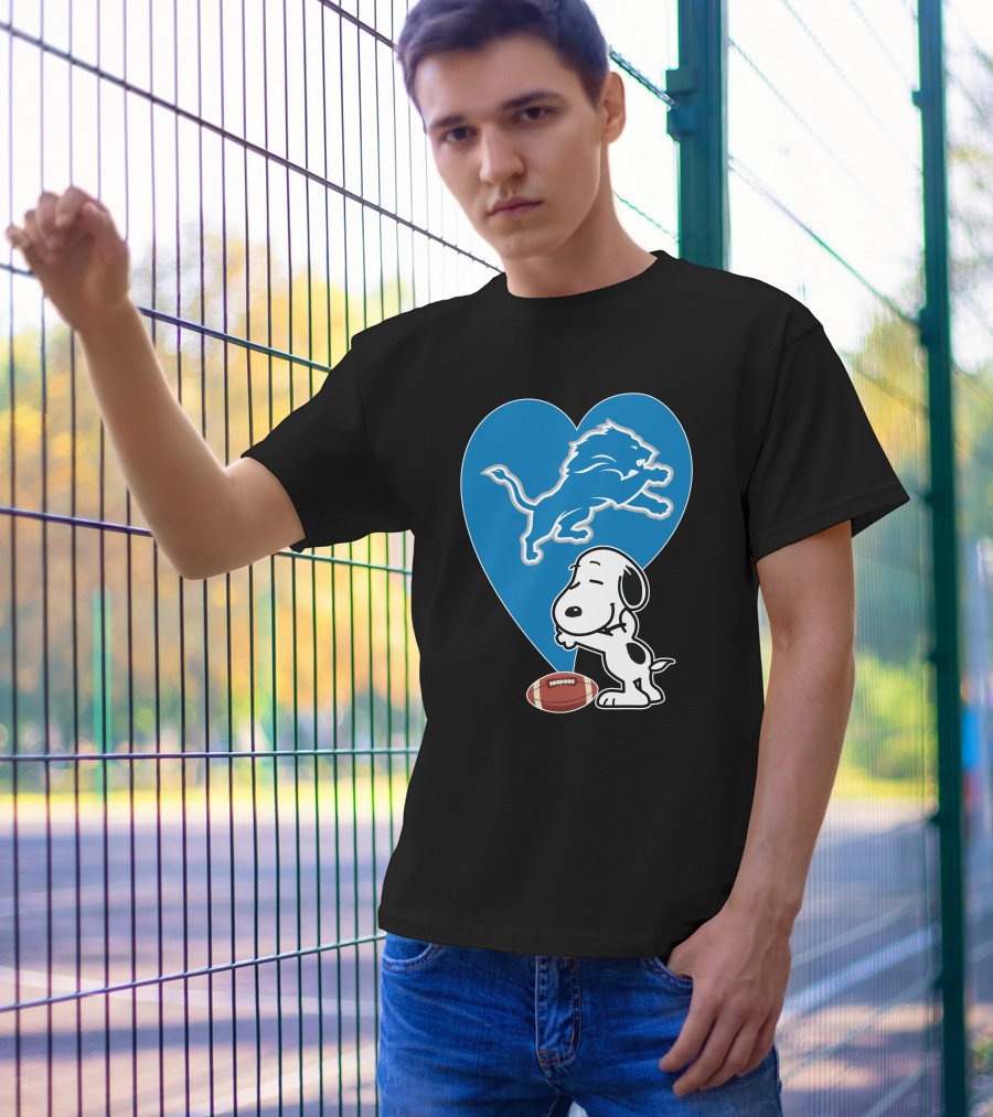 Detroit Lions Snoopy Heart Balloon Football Hug T-Shirt