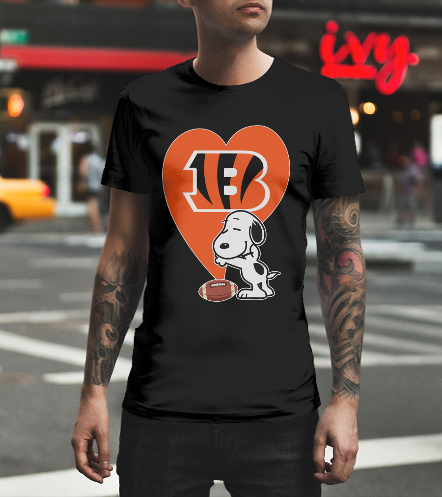 Cincinnati Bengals Snoopy Heart Football Hug T-Shirt