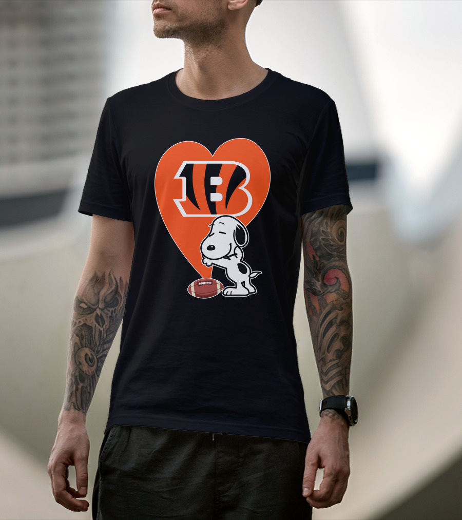 Cincinnati Bengals Snoopy Heart Football Hug T-Shirt