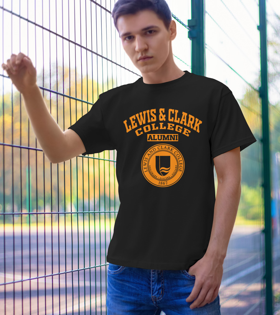 LEWIS And CLARK COLLEGE ALUMNI 1867 EXPLOARE DISCERE SOCIARE T-Shirt
