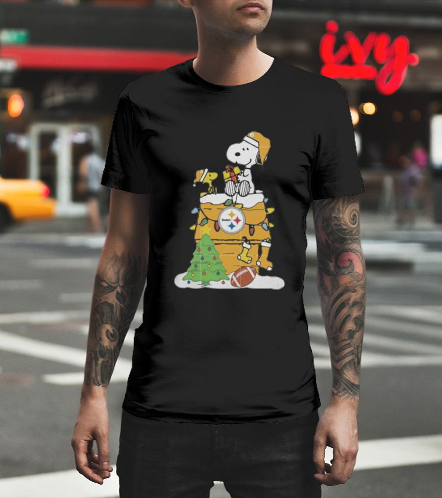 Snoopy And Pittsburgh Steelers Christmas Chimney Scene With Woodstock And Holiday Decorations T-Shirt