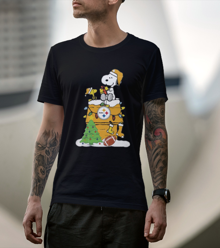 Snoopy And Pittsburgh Steelers Christmas Chimney Scene With Woodstock And Holiday Decorations T-Shirt