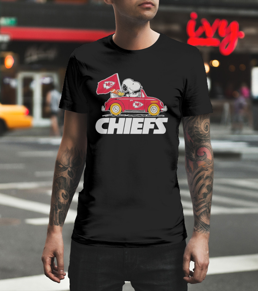 Snoopy Kansas City Chiefs Car With Flag T-Shirt