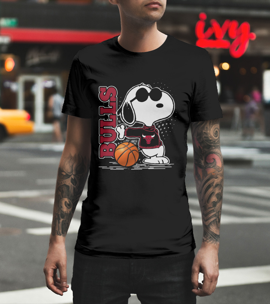 Bulls Snoopy With Basketball And Chicago Bulls Red T-Shirt