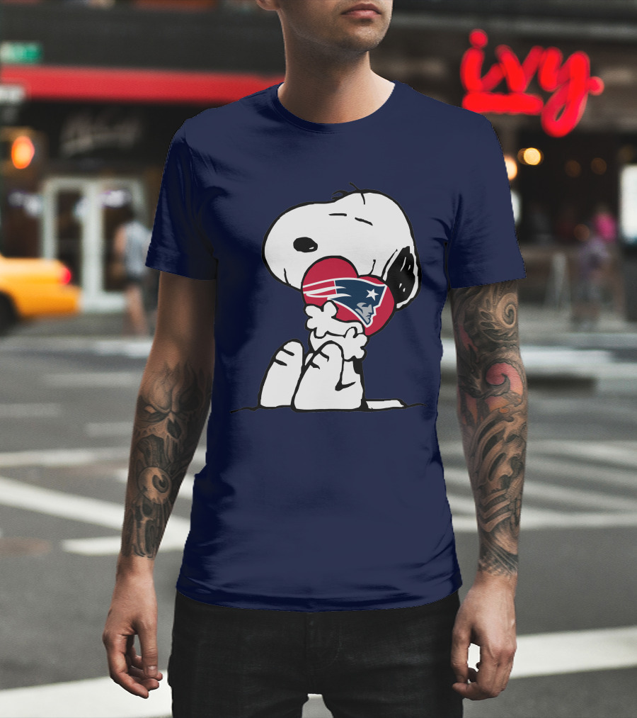 Snoopy Holding New England Patriots Heart T-Shirt