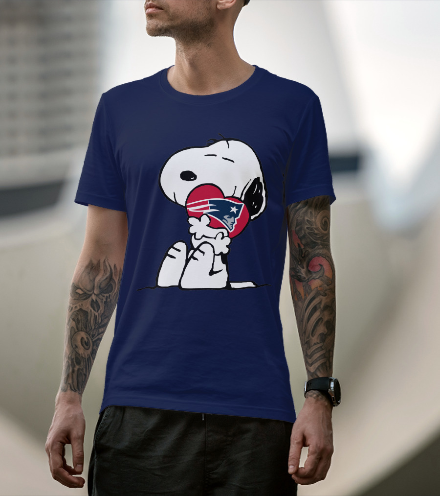 Snoopy Holding New England Patriots Heart T-Shirt