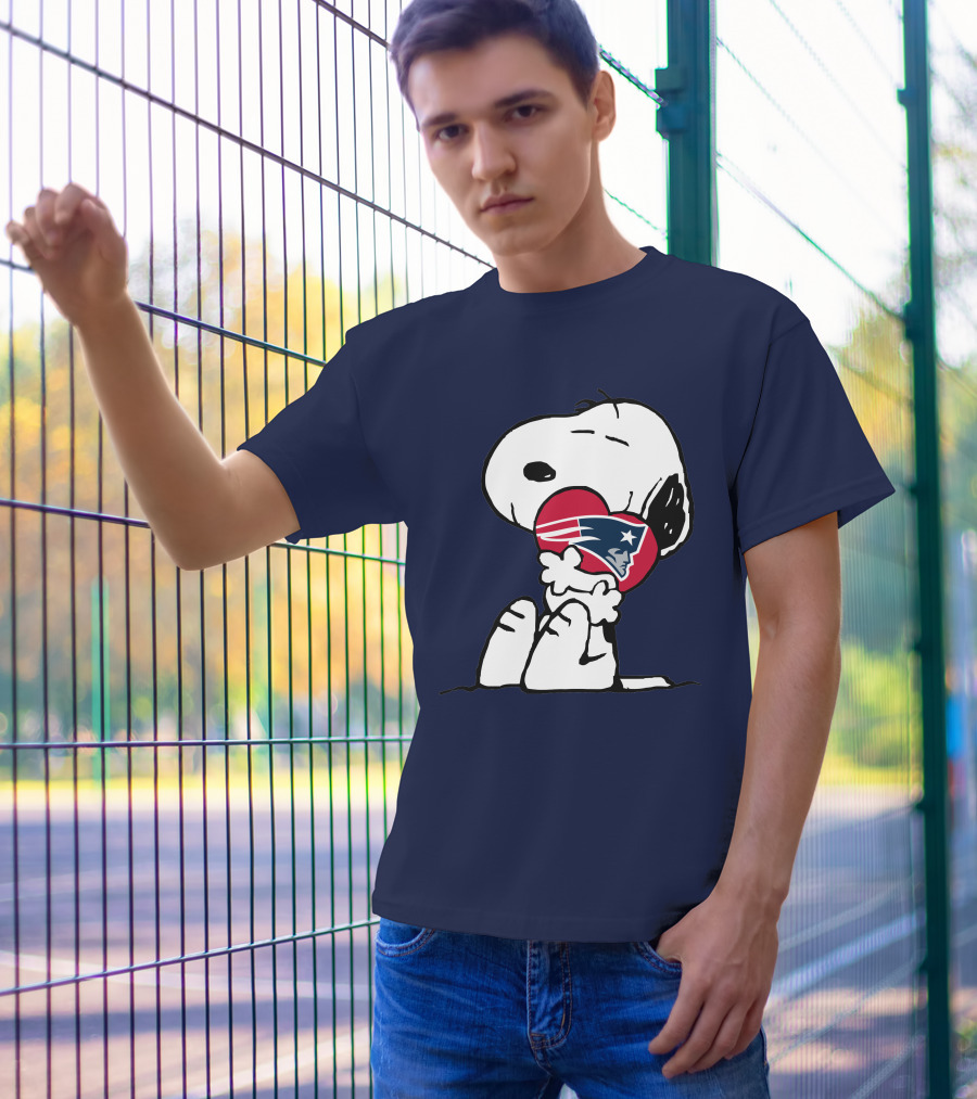 Snoopy Holding New England Patriots Heart T-Shirt