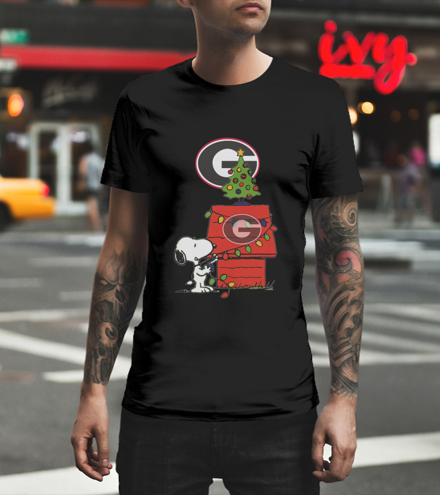 Snoopy Christmas Georgia Bulldogs Football Tree And Doghouse T-Shirt