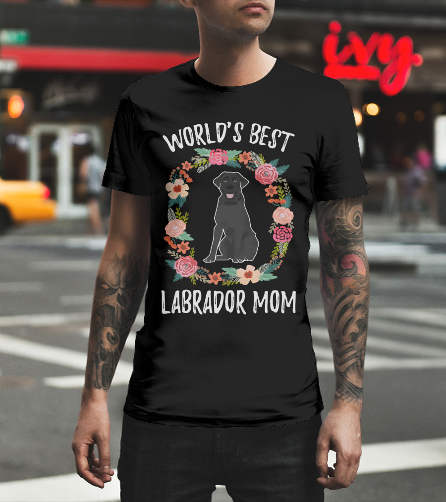 World's Best Labrador Mom Black Labrador Floral Wreath T-Shirt
