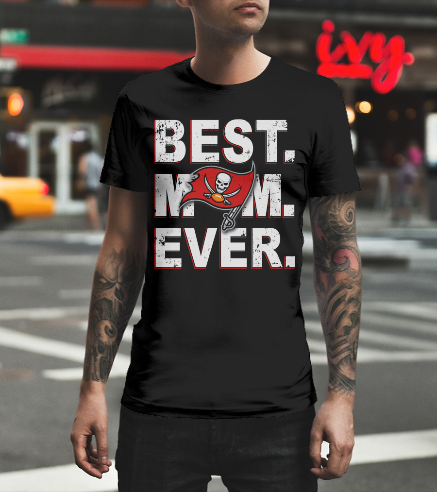 Best Mom Ever Buccaneers Flag Skull And Swords T-Shirt