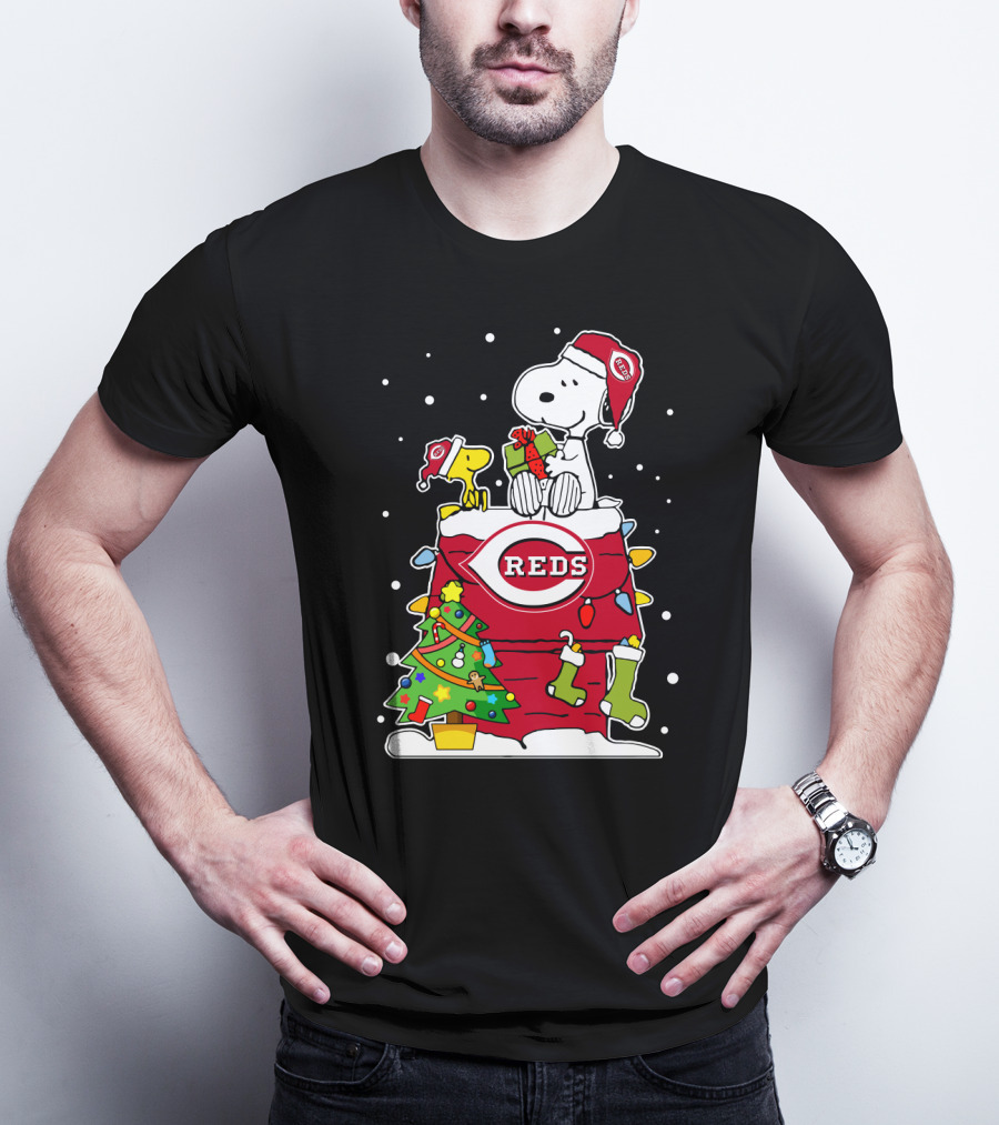 Cincinnati Reds Snoopy Christmas With Tree And Woodstocks Wearing Santa Hats T-Shirt