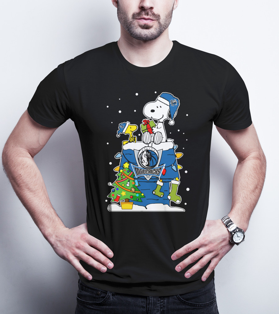Dallas Mavericks Snoopy Christmas Tree Peanuts Gift Snowy Scene T-Shirt