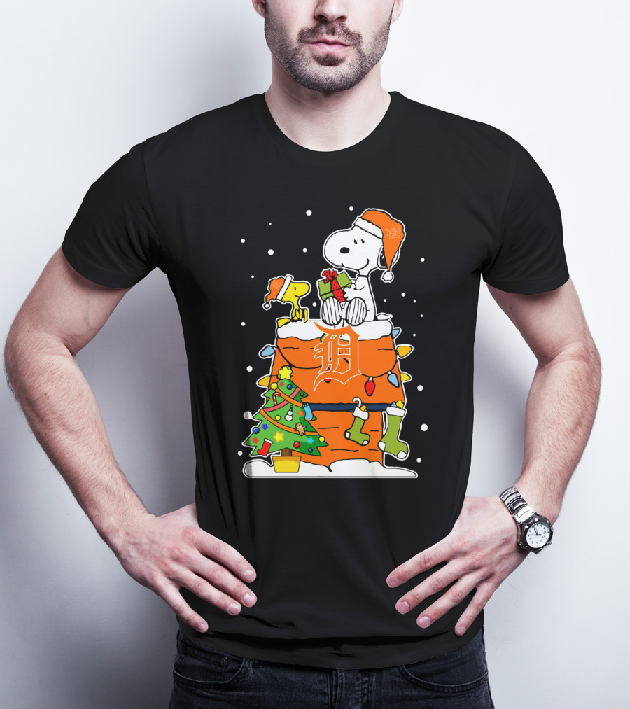 Snoopy And Woodstock Christmas Detroit Tigers Festive Scene T-Shirt