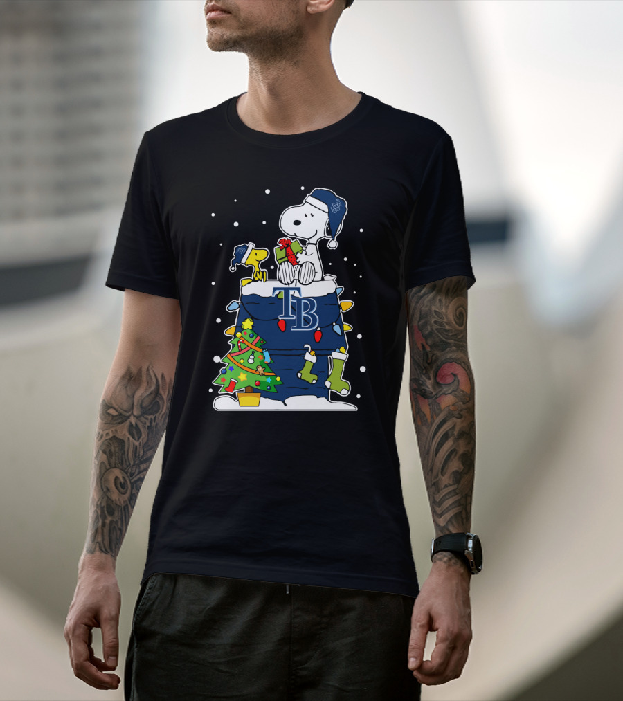 Tampa Bay Rays Snoopy Christmas Peanuts Gift Snowy Scene T-Shirt