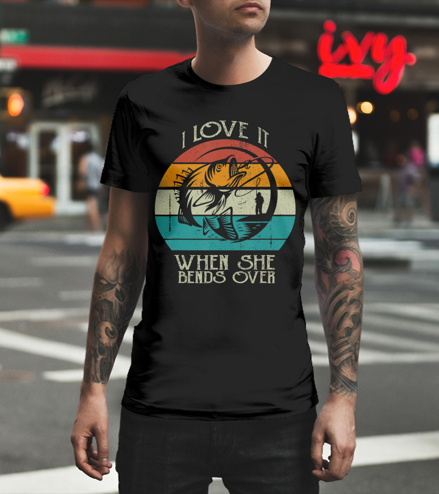 I Love It When She Bends Over Vintage Fishing Lover Retro Sunset T-Shirt