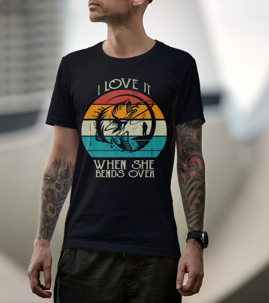 I Love It When She Bends Over Vintage Fishing Lover Retro Sunset T-Shirt