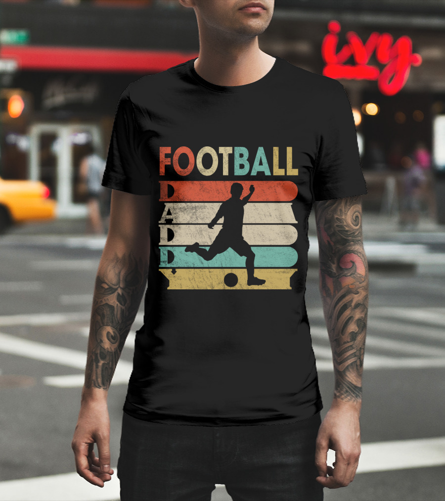 FOOTBALL DADDY Vintage Silhouette Soccer Kicking Retro Stripes T-Shirt