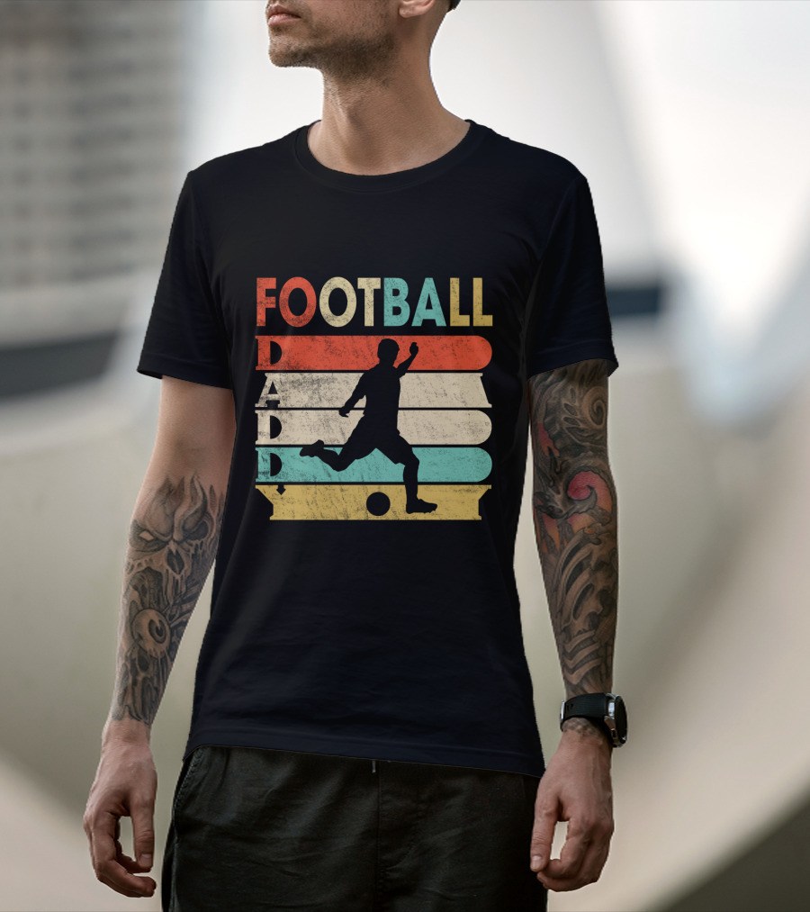 FOOTBALL DADDY Vintage Silhouette Soccer Kicking Retro Stripes T-Shirt